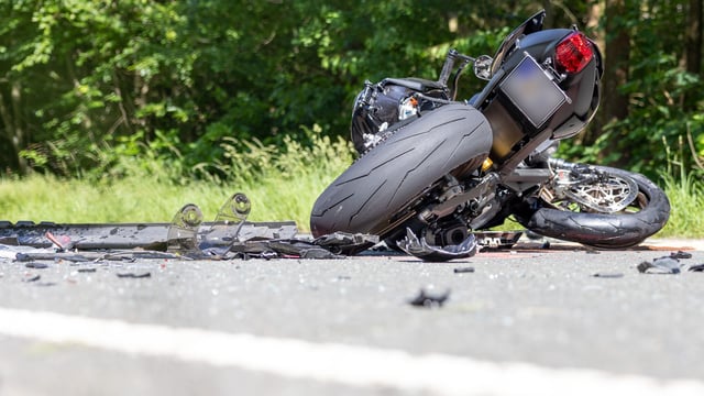 Beim Überholen: Schwerer Unfall in Raguhn - Junger Motorradfahrer kracht gegen Anhänger am ...