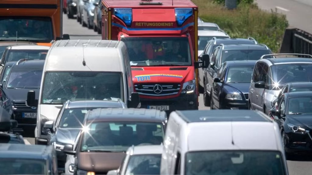 Schwerer Unfall auf A14 bei Bernburg! Zehn Verletzte, darunter zwei Kinder