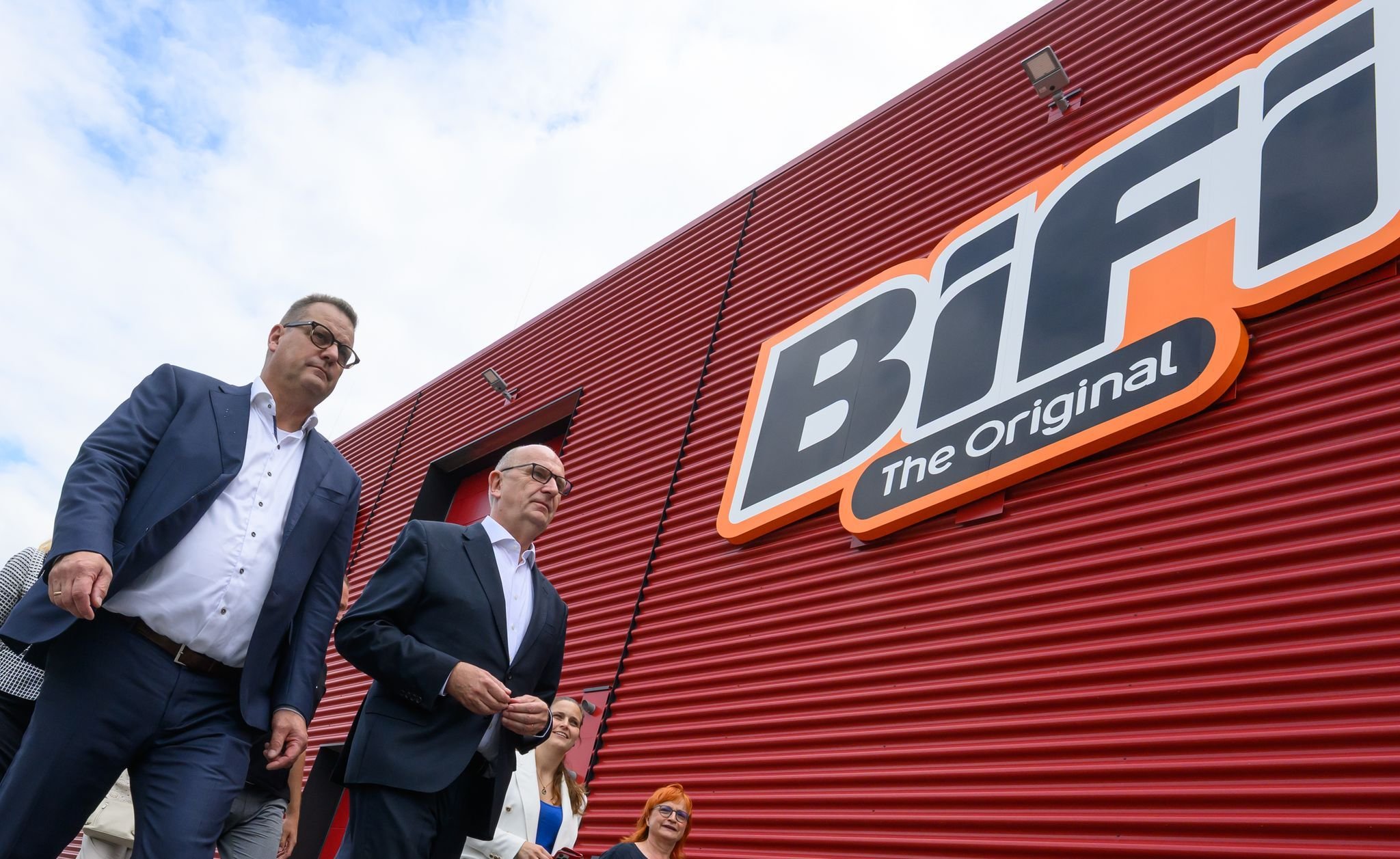 Mini-Salami: Bifi-Fabrik in Lausitz eröffnet - Woidke „schmuggelte“ Snack