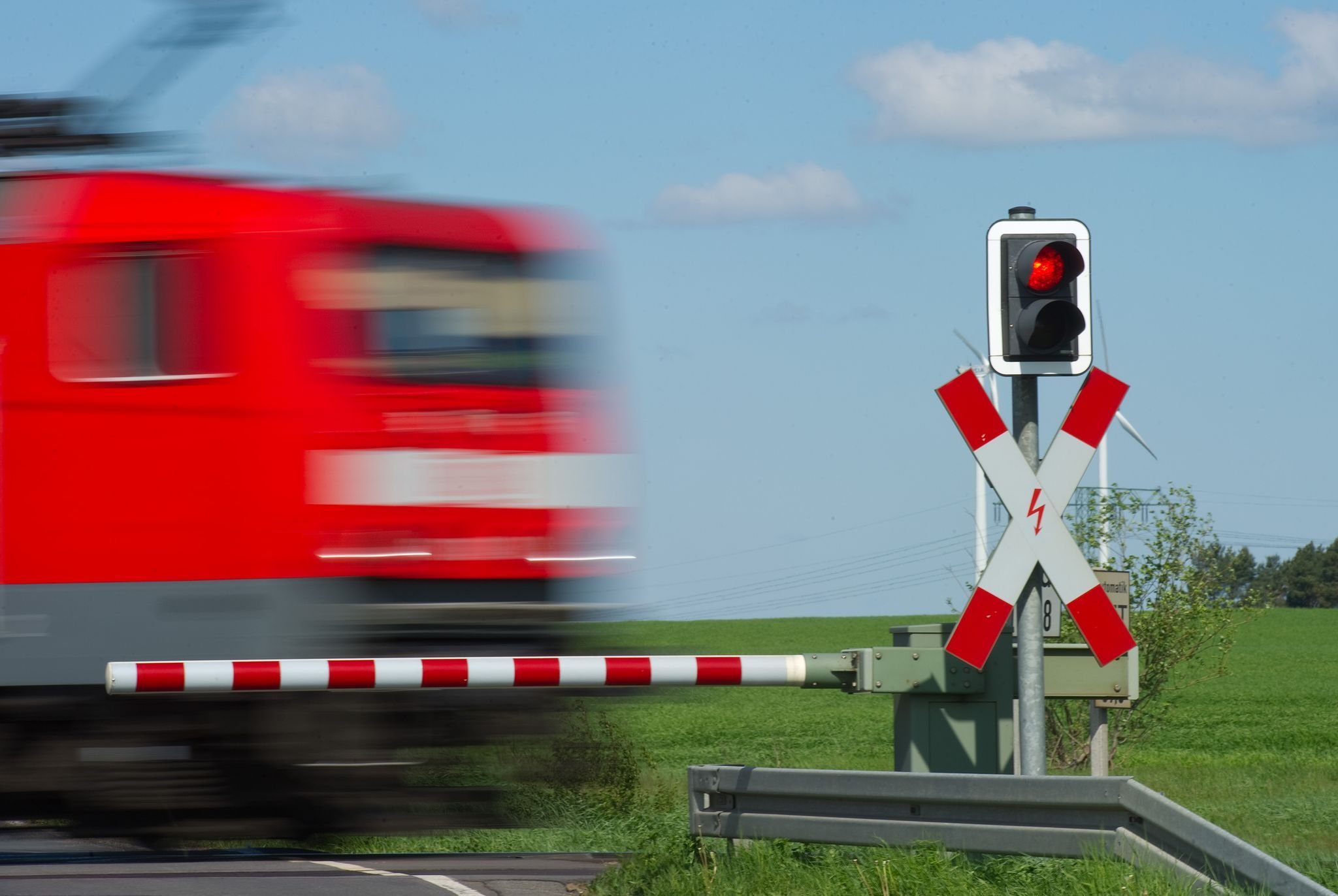 Unfall am Bahnübergang: 19-Jährige wird von Zug erfasst und stirbt