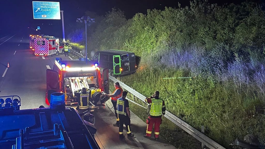 Nächtlicher Unfall auf der A 38: Drei Verletzte bei Unfall mit Kleinbus