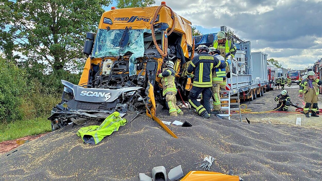 Unfall auf der A14: Nach Lkw-Crash auf der Autobahn: Rettungshubschrauber und schwere Technik im ...