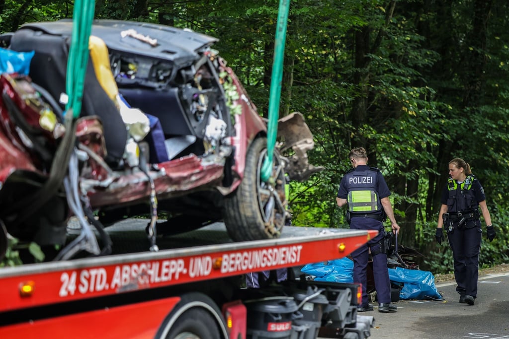 Verkehr: Vier Menschen sterben bei Unfall - 16-Jähriger am Steuer