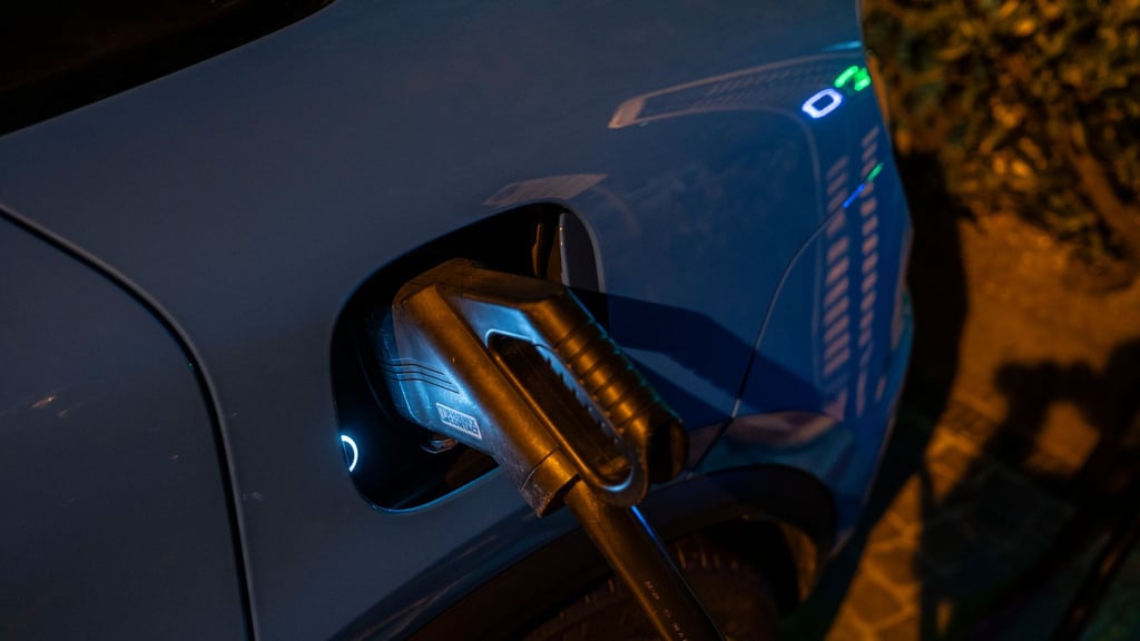 MIt Batterie oder Tank?: Rechnen, dann reisen: E-Auto und Verbrenner im Vergleich