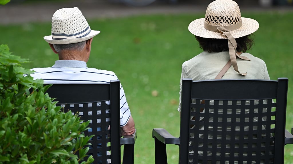 Jahresbericht Rente: Mehr Rentner, höhere Ausgaben: Neue Zahlen zum ...