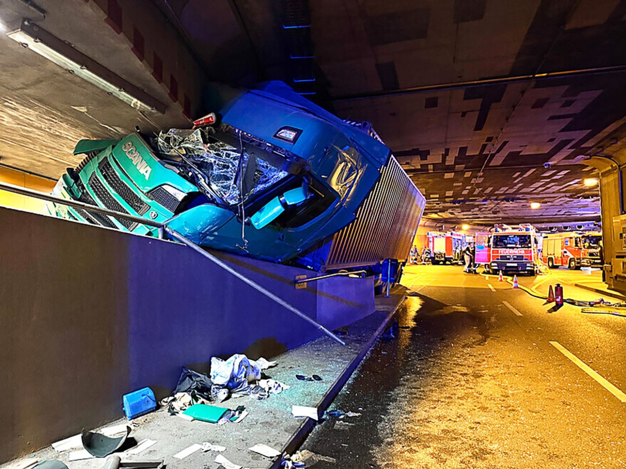 Unfälle: Mit 2,4 Promille - Lkw verkeilt sich im Tiergartentunnel