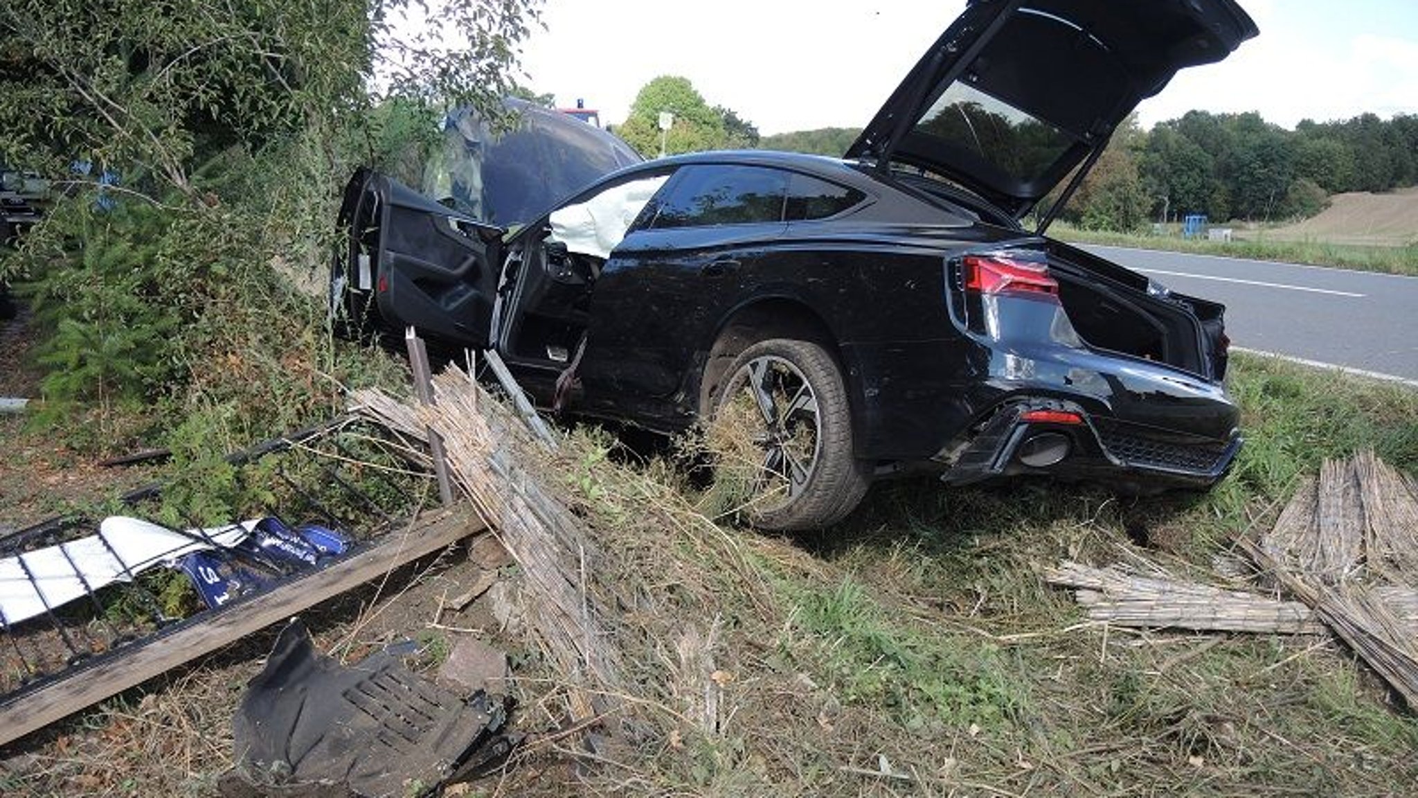 Totalschaden! Teurer Unfall auf der B244 im Harz: Auto kracht in Böschung