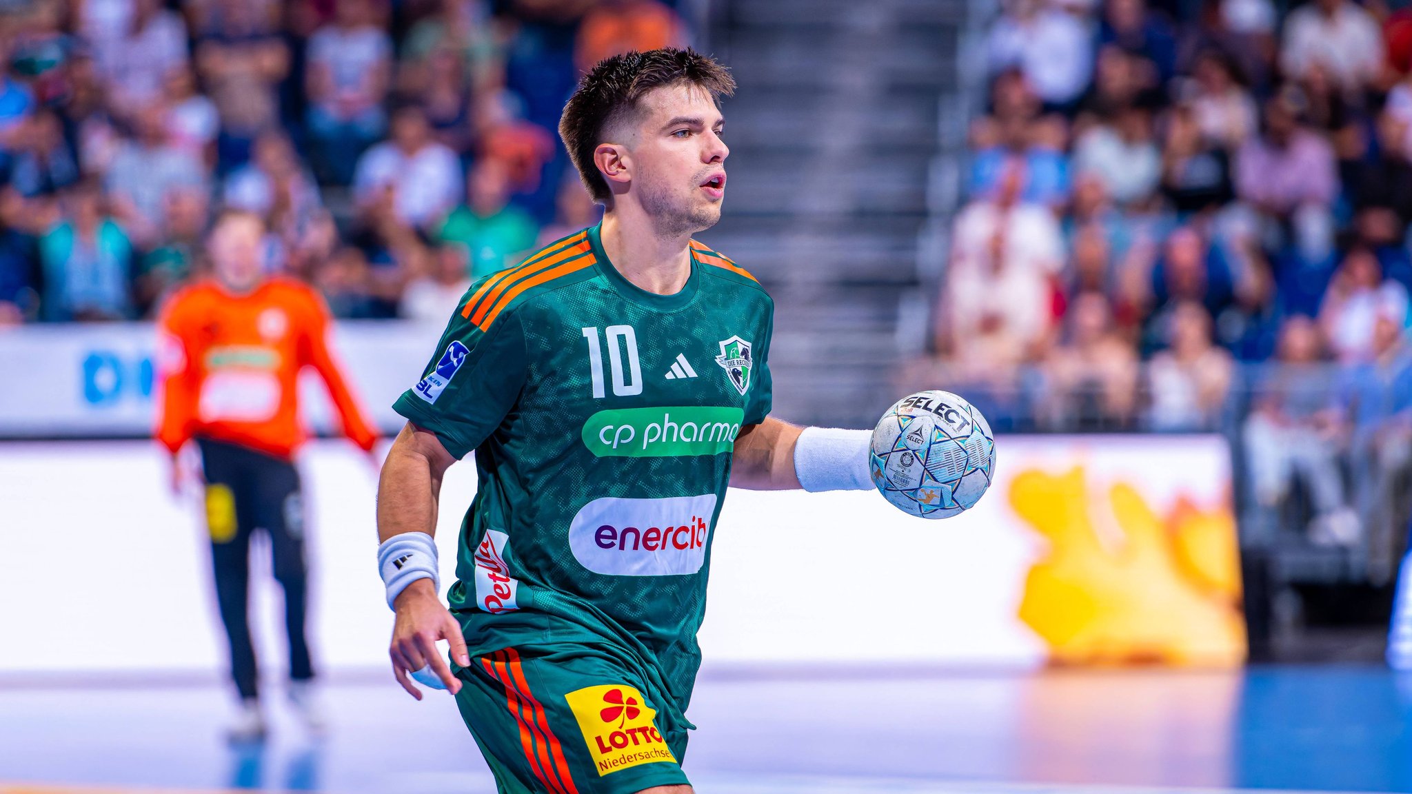 Handballstar Renars Uscins schenkt seiner Mutter Café in Dessau