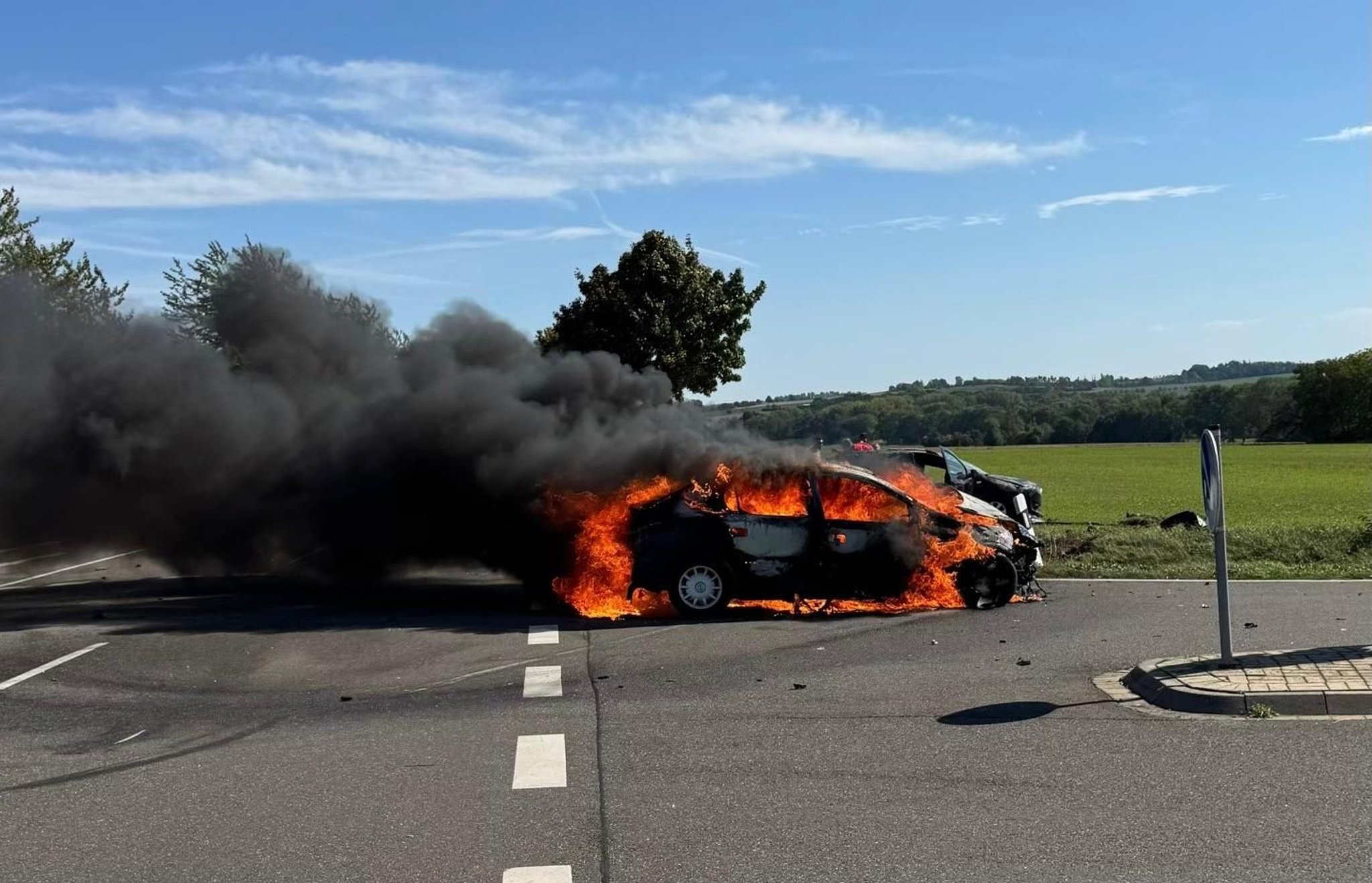 Schwerer Unfall auf B180 bei Zeitz: Drei Schwerverletzte und Feuer nach Crash von zwei Autos
