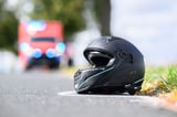 Unfall auf Bundesstraße: Motorradfahrer und Beifahrerin sterben bei schwerem Unfall