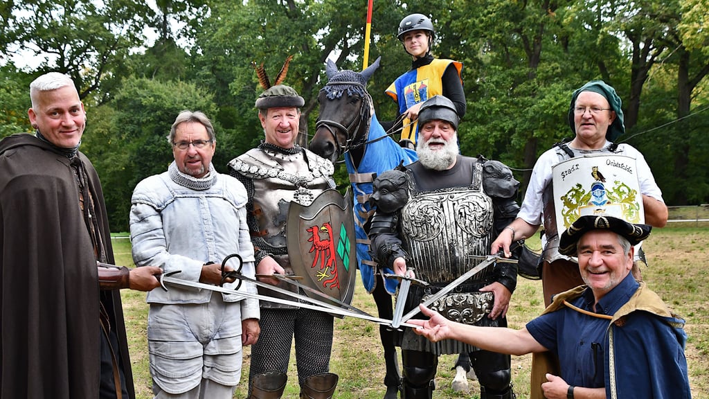 Ritter-Tradition trifft auf Pfeil und Bogen: Mittelalterliches ...