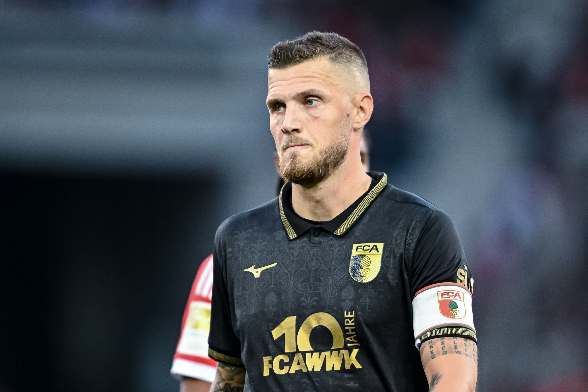 Fußball-Bundesliga: FCA-Kapitän Gouweleeuw verletzt - Wagner: „Tut sehr weh“