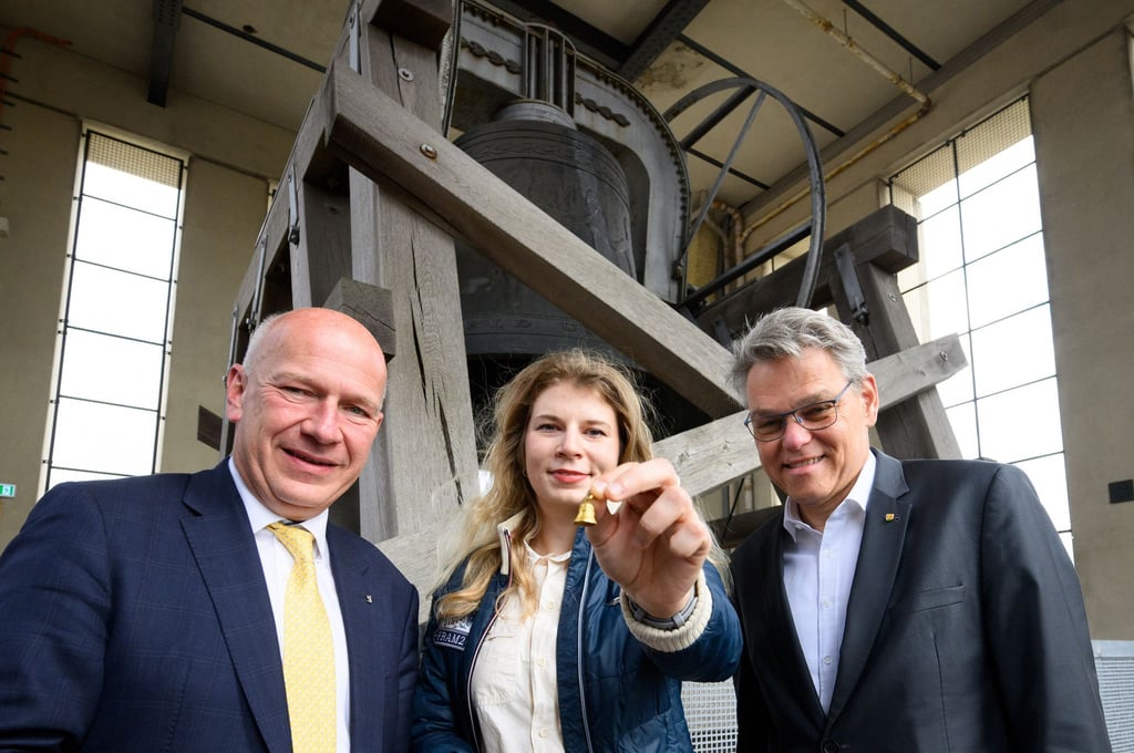 Zum 75. Jahrestag: Kai Wegner besucht mit Astronautin Rogge Freiheitsglocke