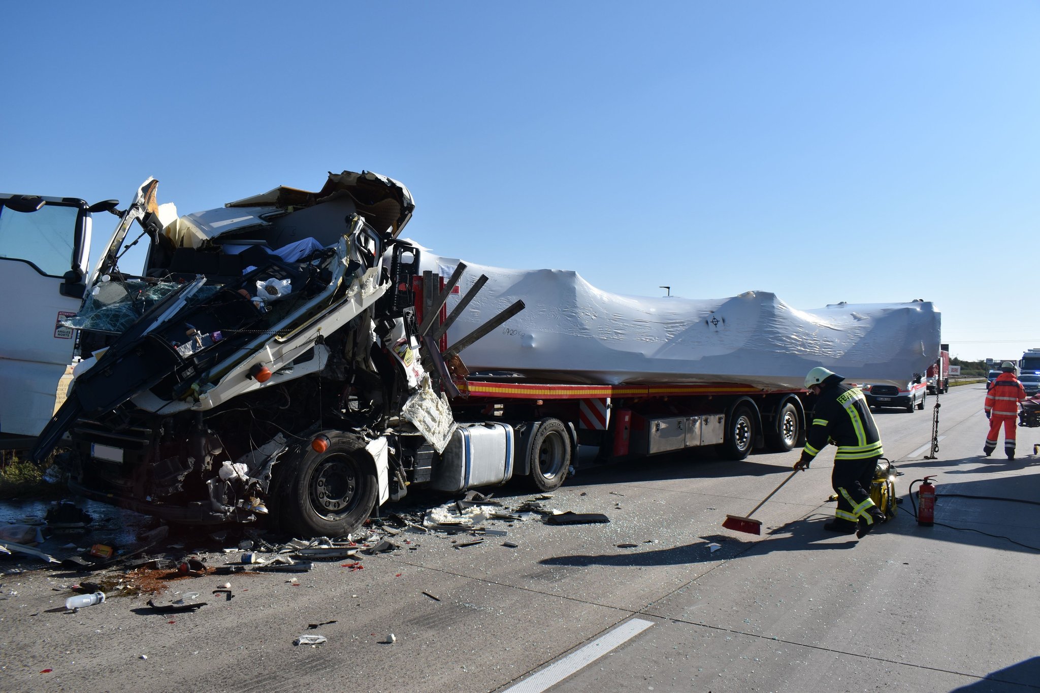 Unfall auf der A2: Lkw-Fahrer kracht bei Hohenwarsleben in Stauende und wird schwer verletzt