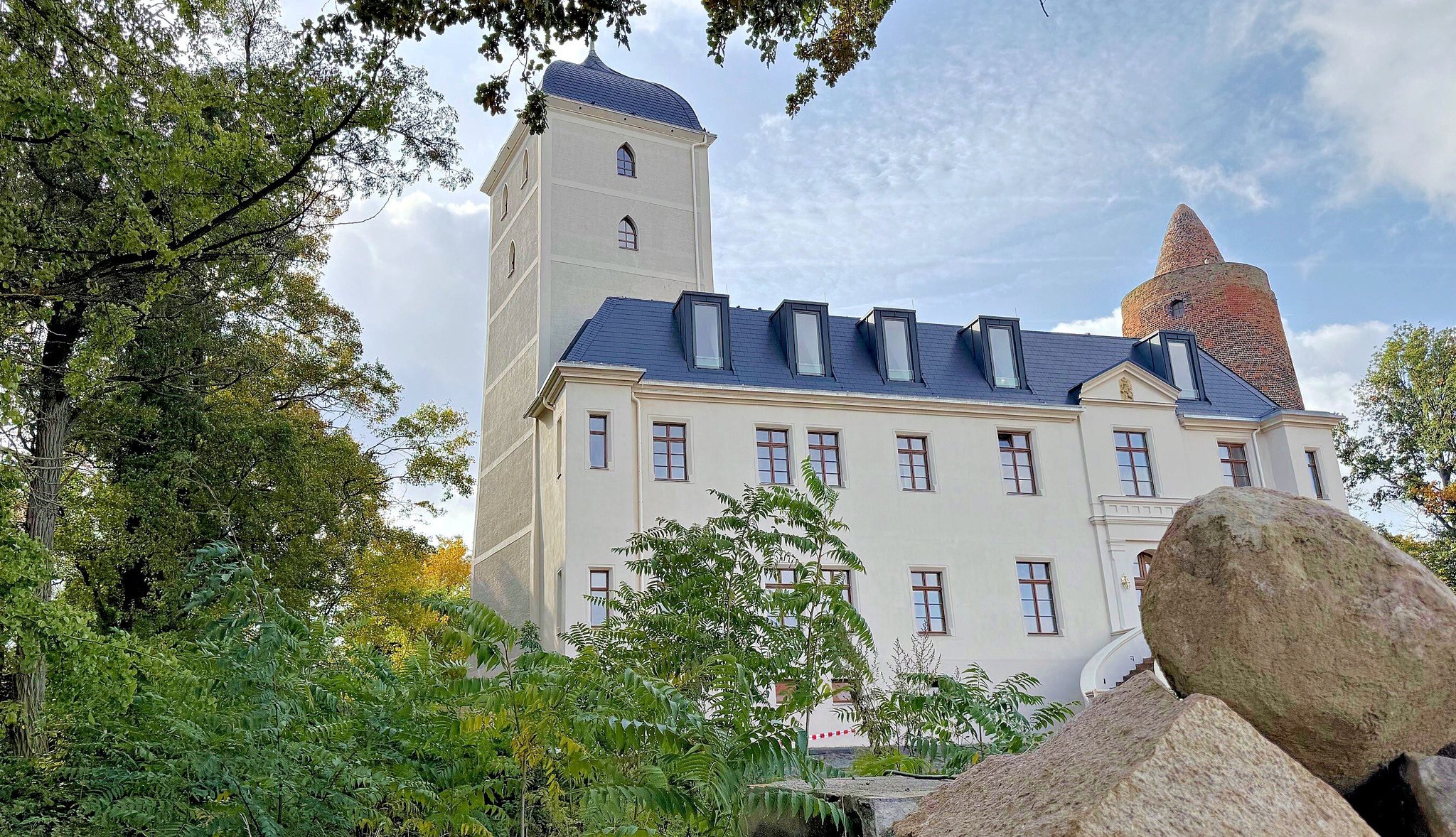 Einstiges Herrenhaus der Familie Solms: Wohnen im Schloss Pouch - So ...