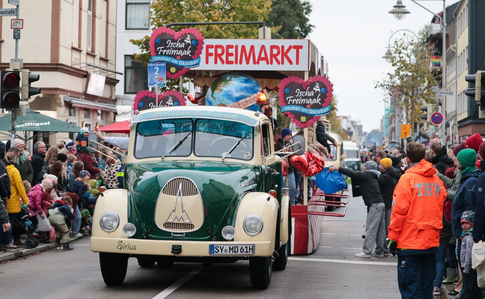 „Ischa Freimaak“: Fünfte Jahreszeit in Bremen – Tausende ziehen zum ...