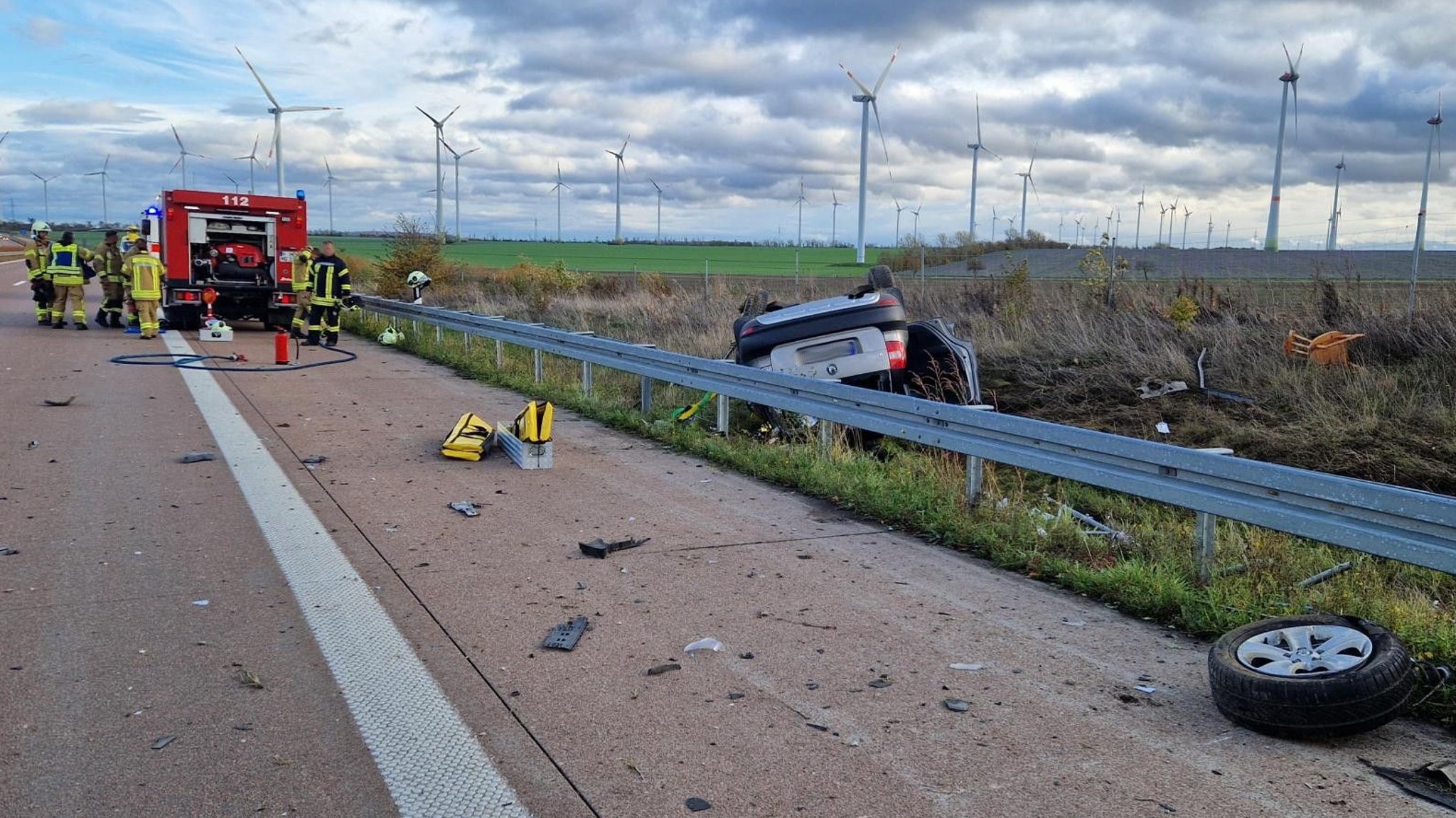 Pkw überschlägt sich auf A38! Sperrung der Autobahn Richtung Leipzig ...