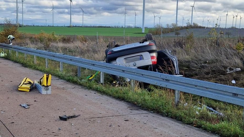 Pkw überschlägt sich auf A38! Sperrung der Autobahn Richtung Leipzig ...