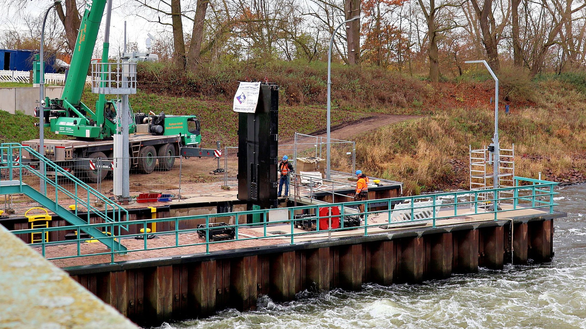 Wasserstraße und Bau: Elbe und Havel: Kahnschleuse im Wehr Quitzöbel ...
