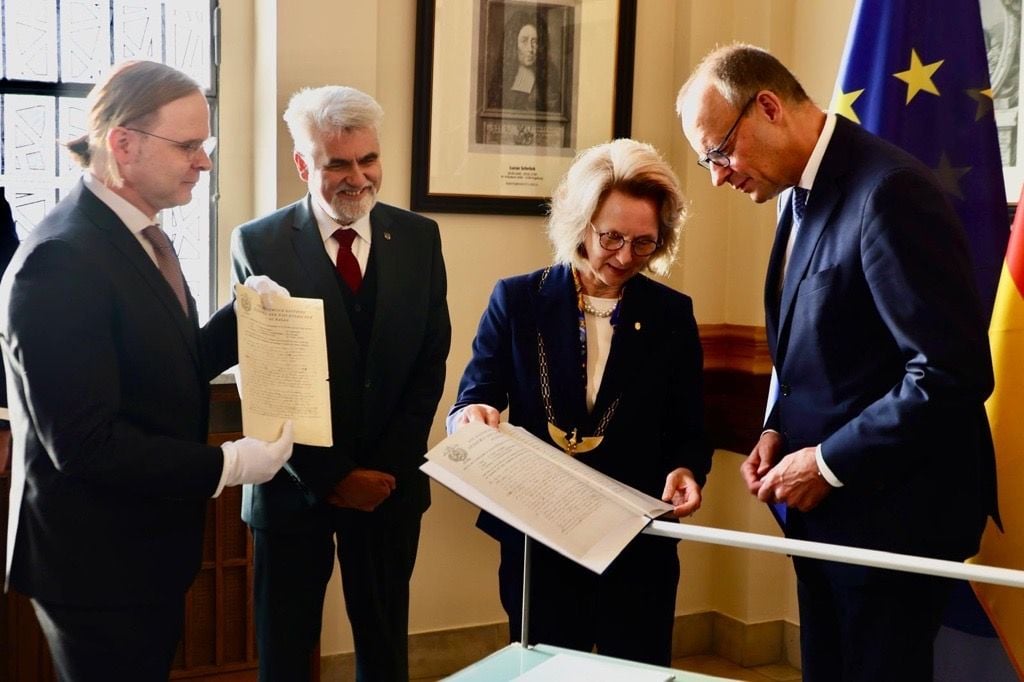 Bundeskanzler in Sachsen-Anhalt: Friedrich Merz bekommt Geschenke - so ...