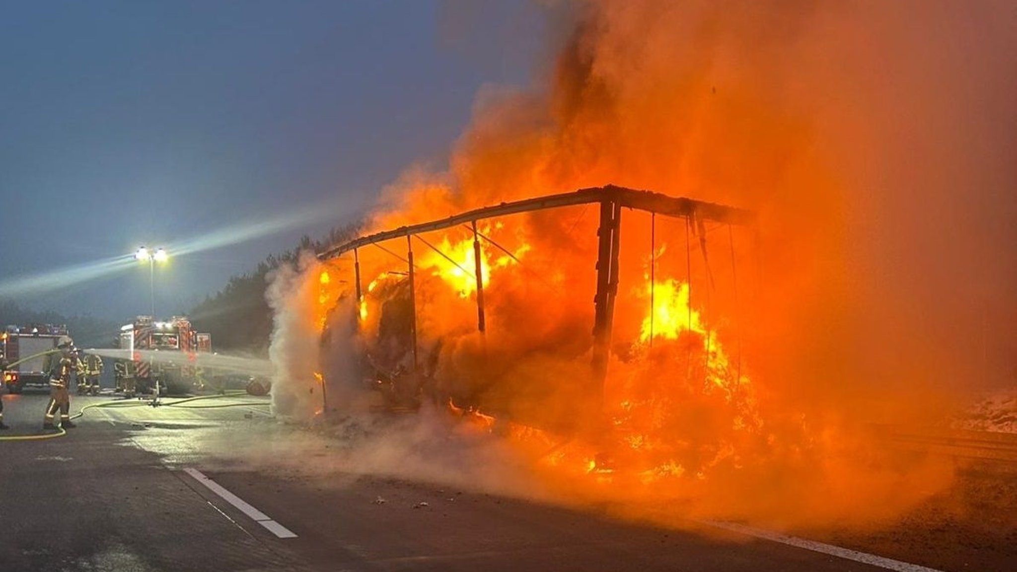 Achtung Staugefahr! Mit Windeln beladener Lkw brennt auf der A2