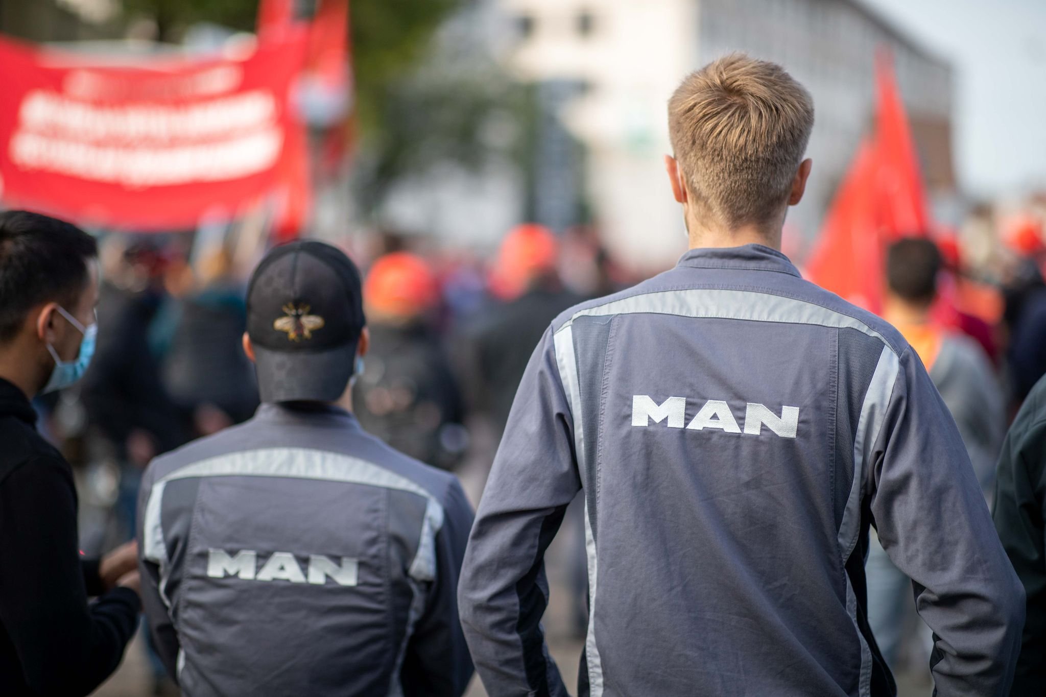 Bus- und Lastwagenhersteller: Einigung zum Abbau von 2.300 Jobs in ...