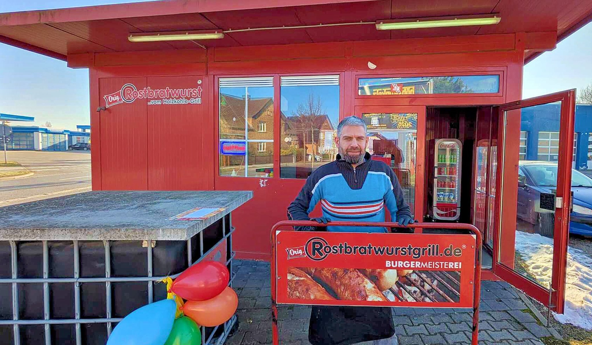 Imbiss-Szene in Bobbau: „Original Thüringer Rostbratwurstgrill“ in ...