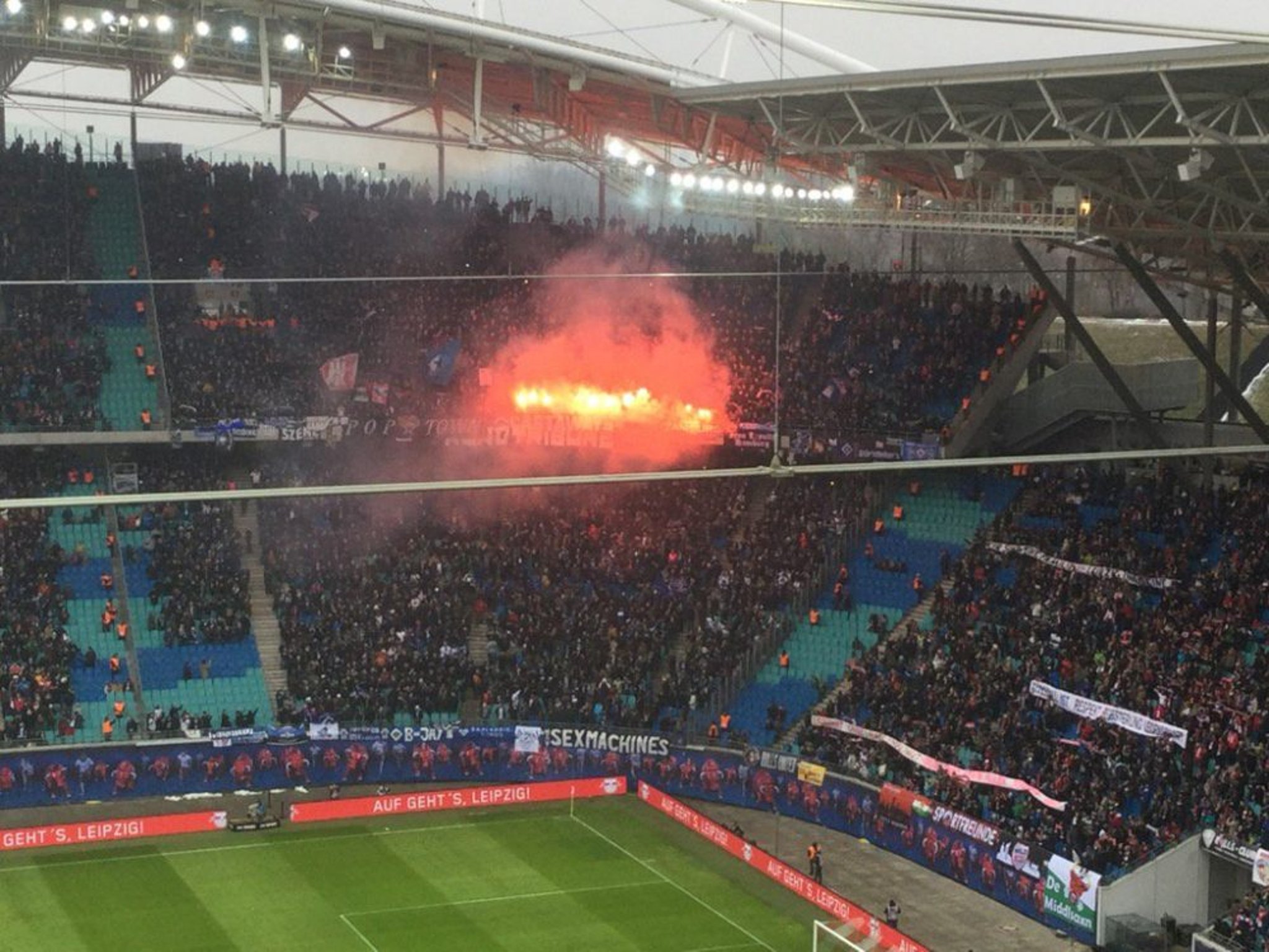RB-Fans mit Plakaten gegen Gewalt – HSV-Fans mit Pyro und Pfeifkonzert ...