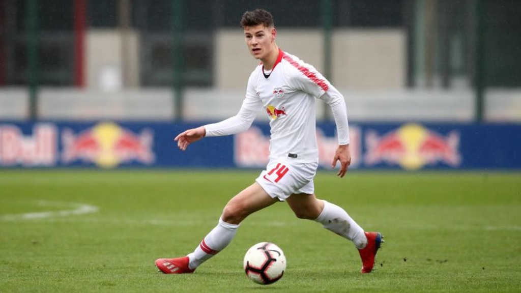 Zum 18. Geburtstag: Tom Krauß erhält Profi-Vertrag | RBLive