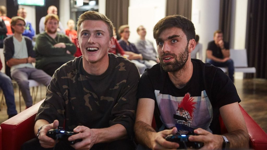 Georg Teigl trotzt FCA-Ultras auf Fan-Event | RBLive